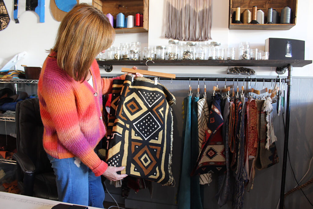 Horizontal textile over the shoulder - ArtBeat